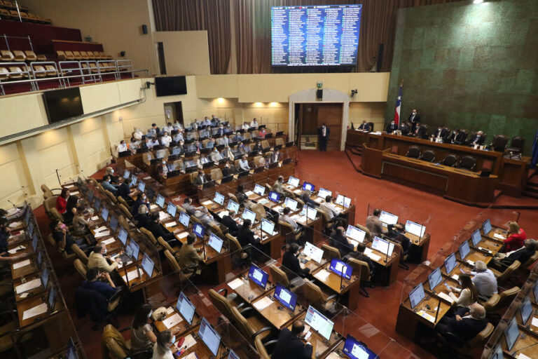 Anuncian proyecto para que directores deban expulsar a estudiantes que ...