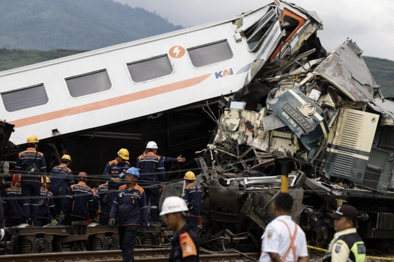 Indonesia: 3 muertos y más de 20 heridos tras choque de trenes en Java ...