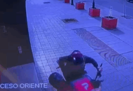 Instituto Nacional: Overoles blancos lanzaron bomba molotov a periodista