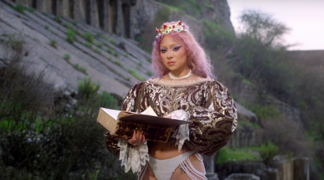 Con toques mitológicos y literarios: Princesa Alba estrenó el videoclip ...