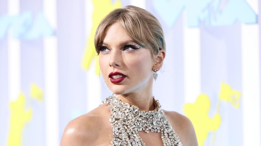 El look de la semana: Taylor Swift canalizó estilo flapper chic en un ...