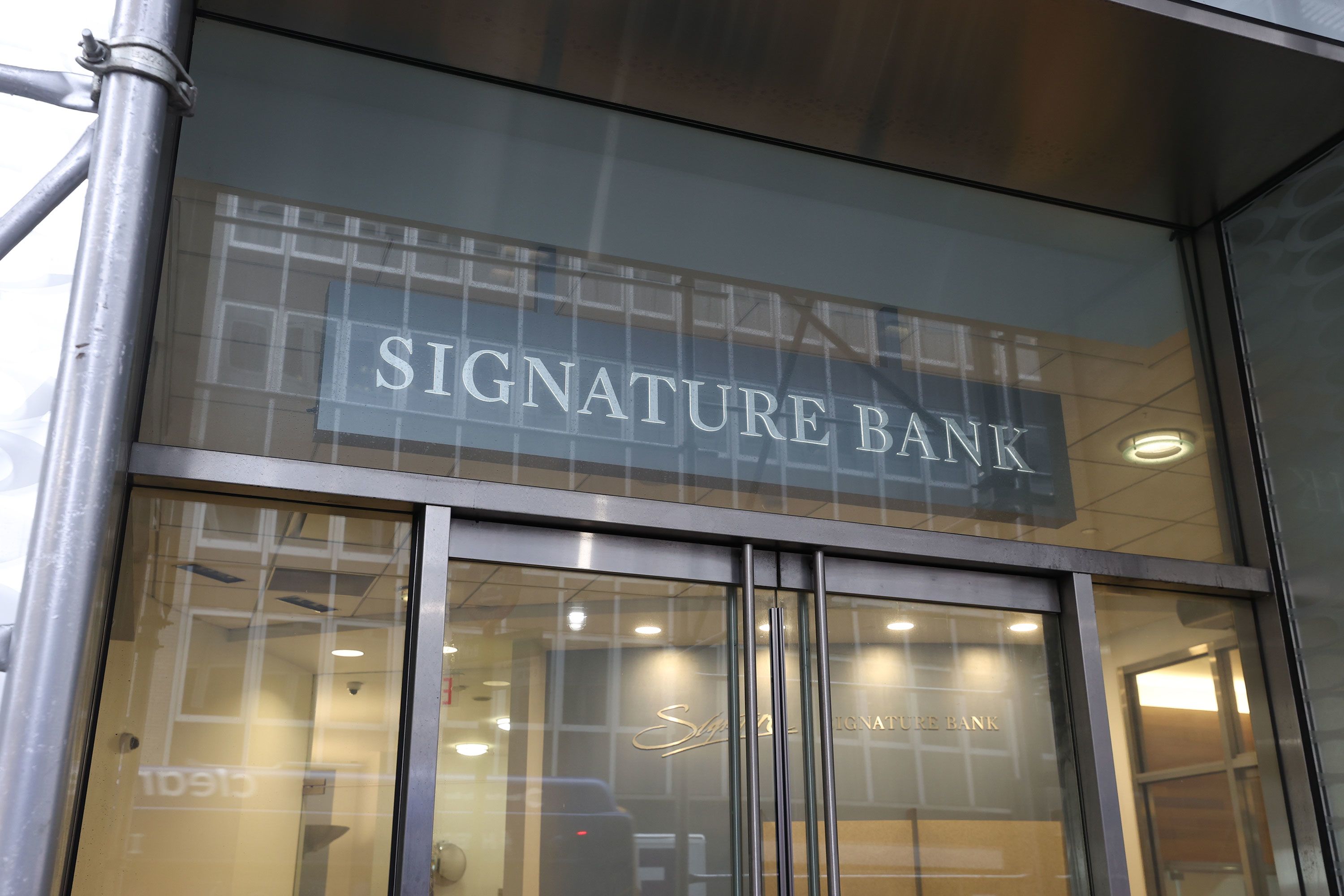 Signature Bank quebró debido a una “mala gestión”, según un informe de ...