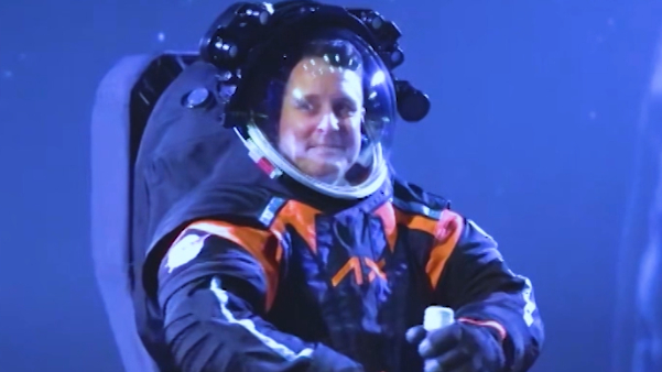 Russell Ralston trabaja en nuevo traje espacial más resistente y fácil ...