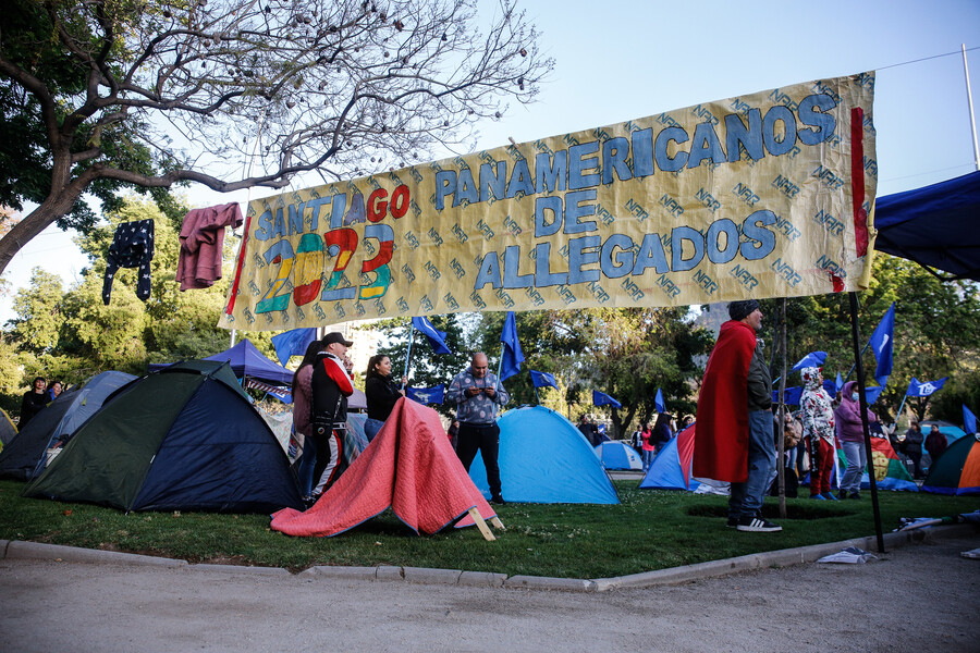 Vecinos de Lo Hermida instalan campamento en Parque Balmaceda: Se ...