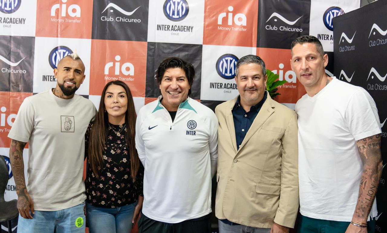 Leyendas del Inter estuvieron en Santiago para entregar 15 becas deportivas