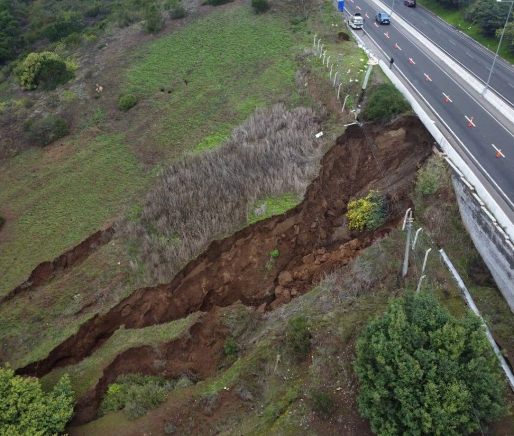 Concón: Nuevo socavón de más de 20 metros se registra en Camino ...