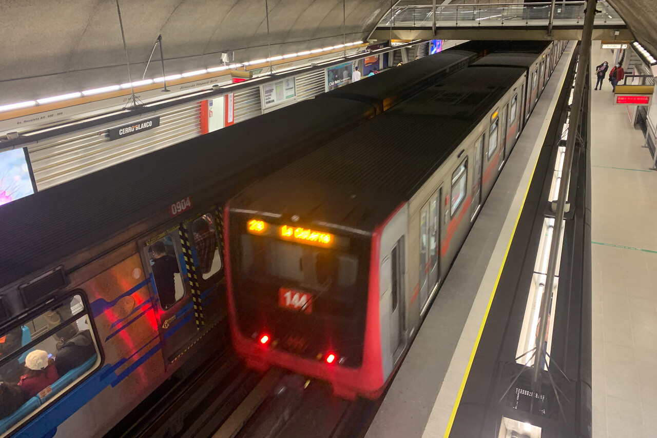 Metro de Santiago informa retraso en la Línea 2 por “conducta imprudente” de un pasajero