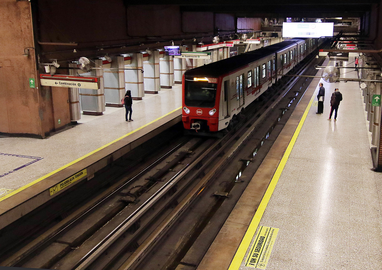 Metro de Santiago informa retrasos en la frecuencia de Línea 1