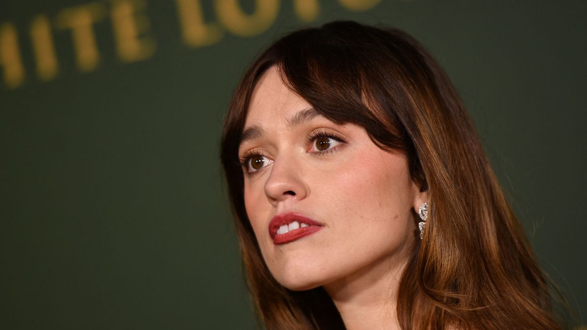 “Porque soy fea”: Aimee Lou Wood, estrella de The White Lotus, recuerda ...