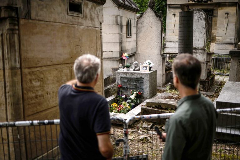 Pasó casi 40 años desaparecido: Recuperan busto de Jim Morrison robado en 1988 de su tumba en París