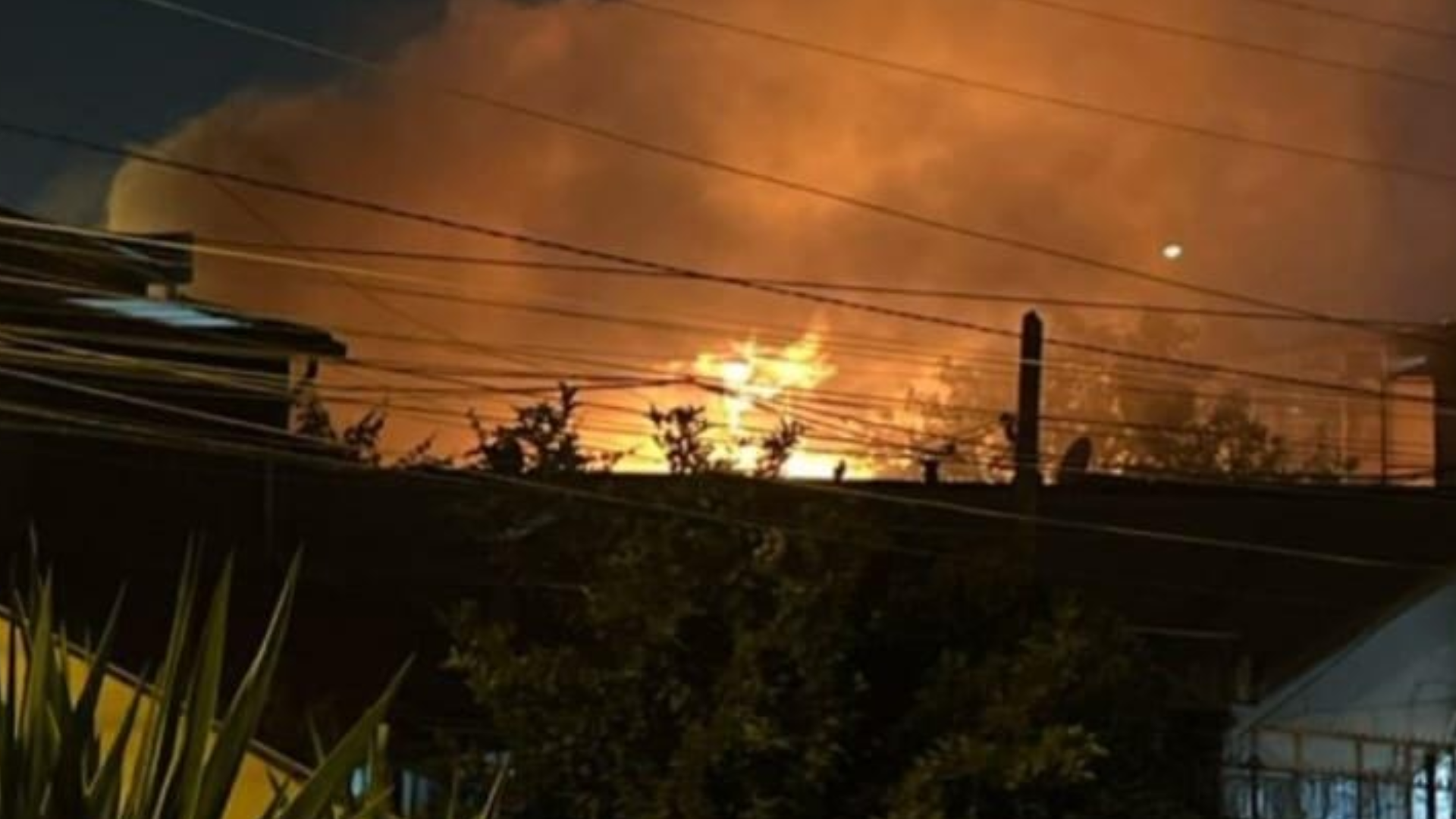 Hombre muere en incendio que destruyó cuatro viviendas durante la ...